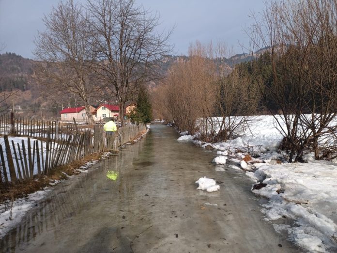 Bistrița - blocată de zai la Frumosu, apa a intrat în sat